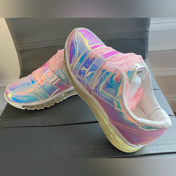 YRU | Shoes | Yru Aiire Atlantis Iridescent Light Up Sneakers Size ...
